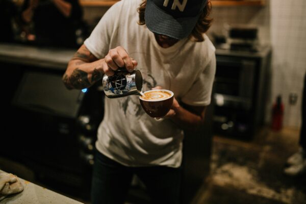 Mengenal Profesi Barista dan Tugasnya dalam Dunia Kopi Mengenal Profesi Barista dan Tugasnya dalam Dunia Kopi